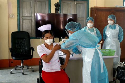 မိုင်းဆတ်မြို့၌ ကျန်းမာရေးဝန်ထမ်းများအား ကိုဗစ် ၁၉ ရောဂါကာကွယ်ဆေး ပထမအကြိမ် စတင်ထိုးနှံပေး