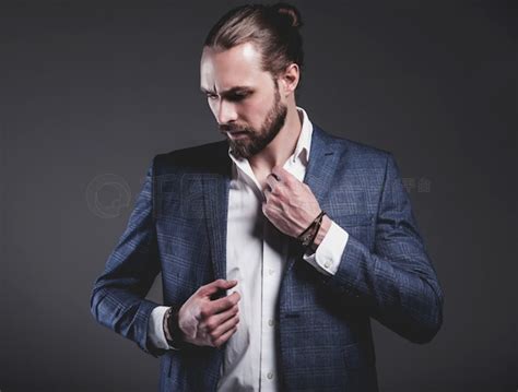 时髦高清图片 英俊时尚时尚时髦商人模型的肖像穿着优雅的蓝色西装摆在灰色上 人像图片免费下载 jpg格式 编号51129912 千图网