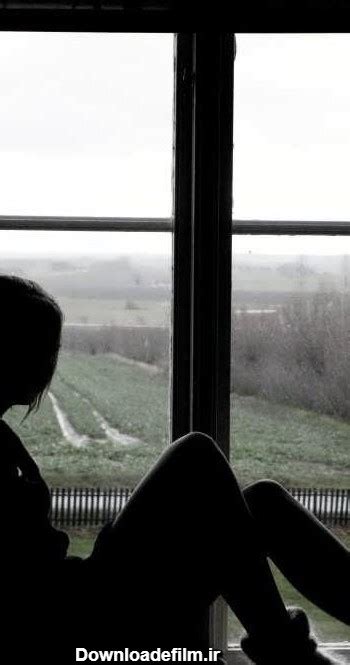 عکس دختر کارتونی لب پنجره