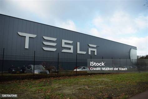 네덜란드 틸버그의 테슬라 자동차 조립 공장 Tesla Motors에 대한 스톡 사진 및 기타 이미지 Tesla Motors