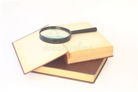 Vida Morta De Uma Lente E Uma Pilha De Livros Antigos Sobre Fundo Branco Foto De Stock Imagem