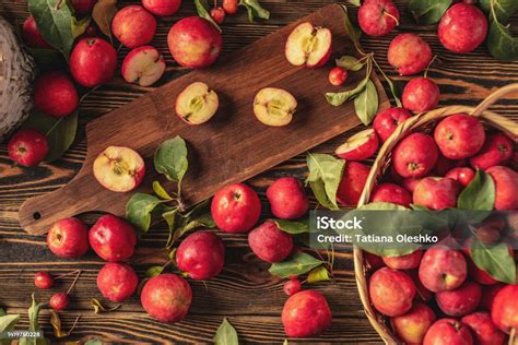 나무 테이블과 바구니에 녹색 잎이있는 유기농 빨간 사과를 식욕을 돋우는 것 신선한 수확과 가을 분위기 감정에 대한 스톡 사진 및 기타 이미지 Istock