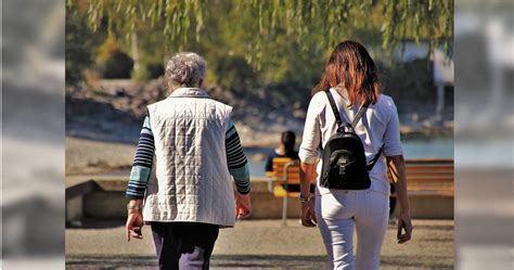 她為支持母抗癌剃光頭 男友竟提分手：我不跟禿頭女在一起 國際 Ctwant