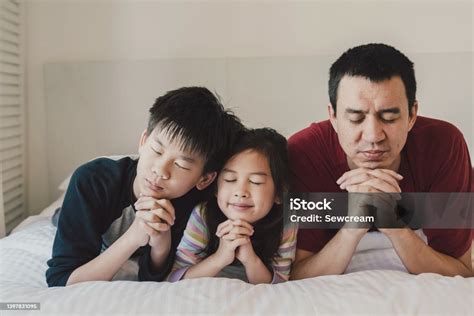 집에서 온라인으로 예배하는 아버지 가족 아이들과 함께 기도하는 아이들 디지털 스트리밍 교회 서비스 개념 기독교에 대한 스톡 사진