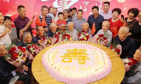 浙江湖州：集体祝寿过重阳 人民图片网