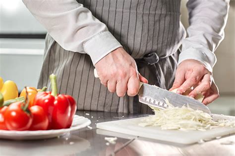 신선한 야채를 자르는 칼로 손의 클로즈업 화이트 커팅 보드 클로즈업에 젊은 요리사 절단 사탕무 레스토랑 주방에서 요리하기 건강한 생활방식에 대한 스톡 사진 및 기타 이미지