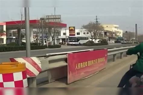 这大妈觉得自己是电动车非要强行过马路司机差点没刹住