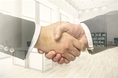 현대 가구가 비치된 사무실 인테리어 배경 협업 및 공동 작업 개념에 대한 두 명의 사업가의 이중 노출 악수 2명에 대한 스톡 사진 및 기타 이미지 Istock