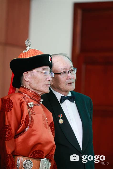 Ардын жүжигчин Б Зангад Хөдөлмөрийн баатар боллоо