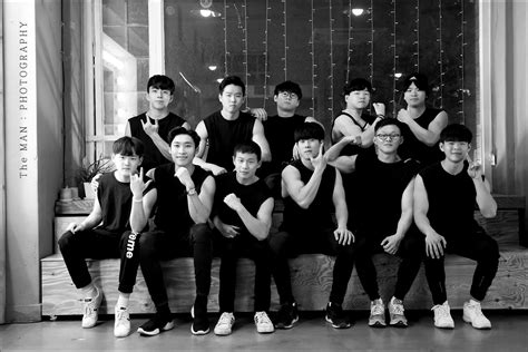 그남자의사진관 안녕하세요~~~ 그 남자의 사진관입니다 바크로우즈팀의 우정사진입니다 함께 웃는