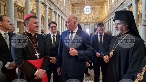 Премиерът Росен Желязков поднесе венец на гроба на папа Франциск в базиликата Санта Мария