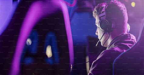 게임 룸에서 컴퓨터로 비디오 게임을 하는 집중된 게이머 사진 Unsplash의 밤 이미지