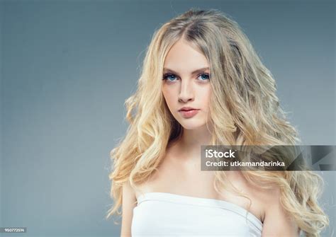Ung Snygg Blond Tjej Med Långt Lockigt Flyga Blonda Hår Kvinna Frisk