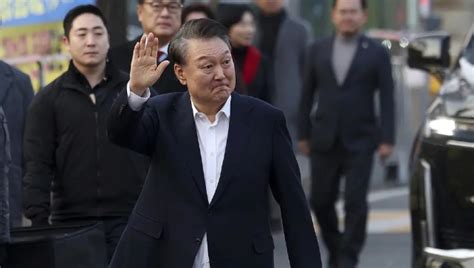 印度数名乘客因无法登车袭击列车：扔石头并用棍棒击打车窗腾讯新闻