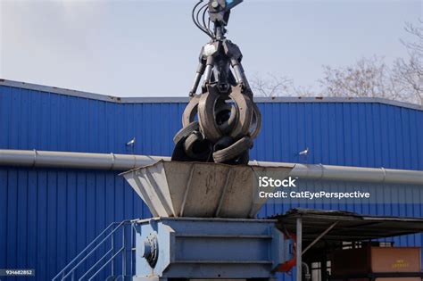 노동자는 클로 굴 삭 기 분쇄기에 사용한 자동차 타이어를 사용 하 여 고철에 대한 스톡 사진 및 기타 이미지 고철 타이어