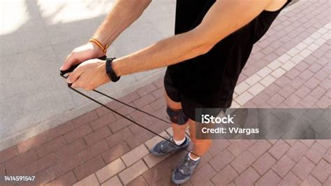 운동 선수와 스포티 한 남자의 몸 줄넘기를 준비했습니다 남자에 대한 스톡 사진 및 기타 이미지 남자 스포츠 줄넘기 밧줄 Istock