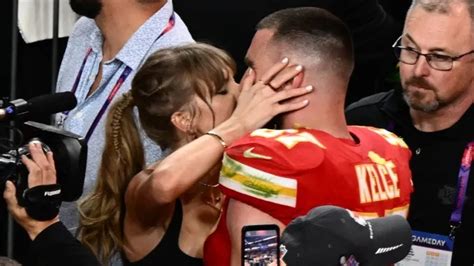 بوسه تیلور سوئیفت به دوست‌ پسرش جنجالی شد عکس