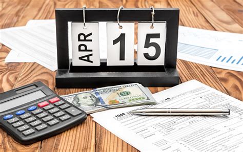15 4 월 세금 양식 돈 계산기와 테이블에 롤오버 달력에 날짜입니다 세금을 지불 하는 시간 달력 날짜에 대한 스톡 사진 및 기타 이미지 Istock