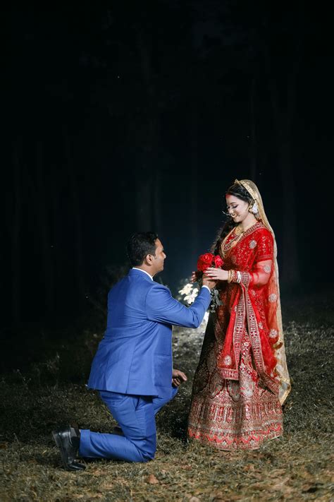 결혼 결혼 사진 결혼식 날 결혼식 전통 관계 남아시아 결혼식 로맨틱 포즈 리ga가 문화적 복장 미소 짓는 베일 부부의 포옹 빈티지 스타일 사랑
