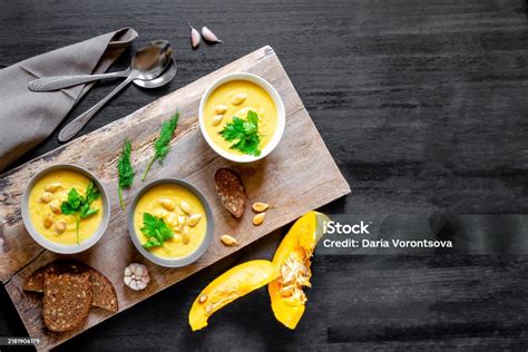 채식 가을 호박 전통 수프 씨앗 크림 같은 부드러운 질감 파슬리 딜 채소 크루통 빵 검은 배경에 마늘 건강한 비건 채식 음식 개념 평면도 복사 공간 가을에 대한 스톡 사진