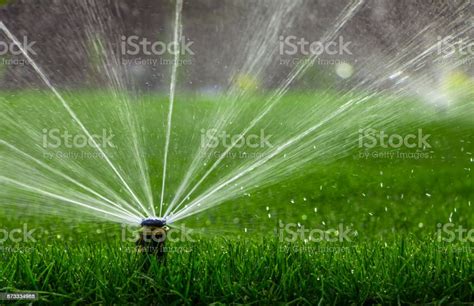 푸른 잔디의 배경에 잔디밭을 급수 하는 자동 스프링 클 러 시스템 농업용 스프링클러에 대한 스톡 사진 및 기타 이미지 농업용