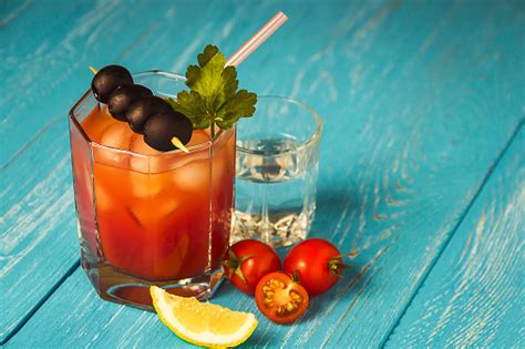 Copyspace와 파란색 나무 테이블에 안경에 얼음으로 블러 디 메리 칵테일 0명에 대한 스톡 사진 및 기타 이미지 0명 각얼음 건강한 생활방식 Istock