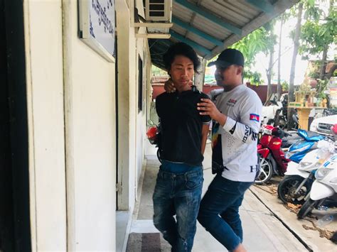 ចូលលួចទូរស័ព្ទនៅក្នុងផ្ទះគេម្ចាស់ឃេីញទាន់ស្រែកឆោឡោផ្អើលដល់ពលរដ្ឋដេញចាប់ជាប់ សារព័ត៌មាន នគរវត្ត