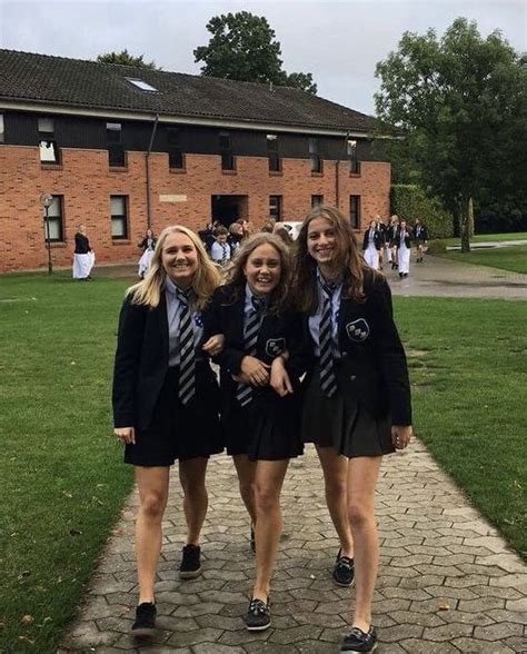Épinglé Sur School Girls
