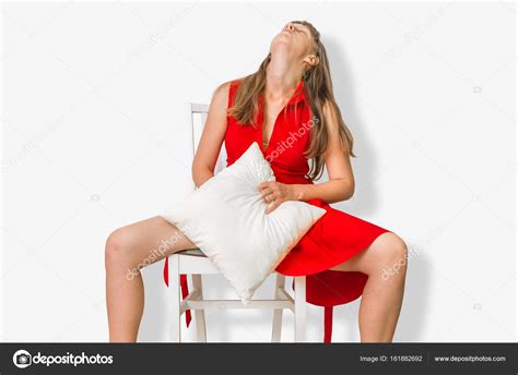 Mujer Atractiva Sentada En La Silla Y Masturbándose Fotografía De