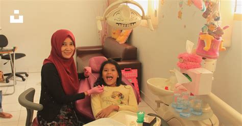 검은 긴 소매 셔츠를 입은 여자가 분홍색 셔츠를 입은 소녀 옆에 앉아 있다 사진 Unsplash의 무료 아이 이미지