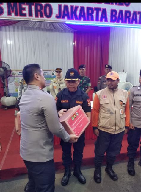 Senkom Jakarta Barat Terima Kunjungan Forkopimko Di Posko Nataru