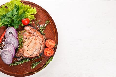야채와 함께 구운된 스테이크 돼지고기 송아지 고기 고기입니다 에 나무 배경 최고의 볼 수 있습니다 텍스트에 대 한 여유 공간입니다 고기에 대한 스톡 사진 및 기타 이미지