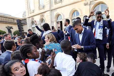 French Football Team Gets Heros Welcome In Paris See Photos News18