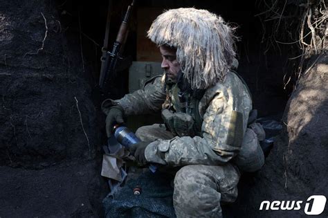 발사할 박격포 포탄 챙기는 바흐무트의 우크라 군 네이트 뉴스