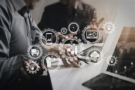 비즈니스 팀 회의입니다 사진 전문 투자자 프로젝트를 새로운 시작 일입니다 금융 업무입니다 디지털 태블릿 키보드 노트북 컴퓨터 스마트폰 필름 효과 필터를 사용 하 여 도킹