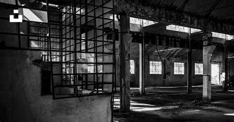 Buildi Ngの内部のグレースケール写真の写真 Unsplashの壁紙の無料画像