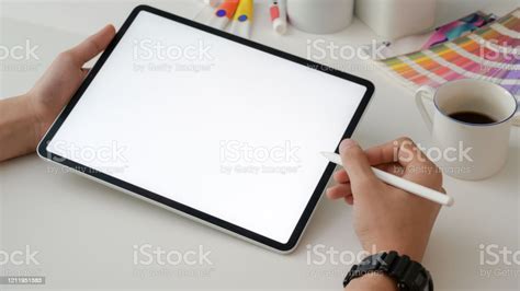 스타일러스 펜과 디자이너 용품이 있는 모형 태블릿에서 작업하는 디자이너의 크롭 샷 개념에 대한 스톡 사진 및 기타 이미지 개념 개념과 주제 공란 Istock