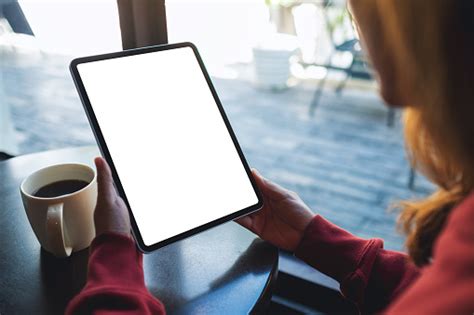 카페에서 빈 흰색 데스크톱 화면으로 디지털 태블릿을 들고있는 여성의 모형 이미지 35 39세에 대한 스톡 사진 및 기타 이미지 35 39세 가정 생활 공란 Istock