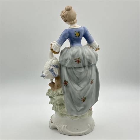 Статуэтка Девушка с лебедем фарфор роспись деколь золочение Западная Европа 2000 2010 гг