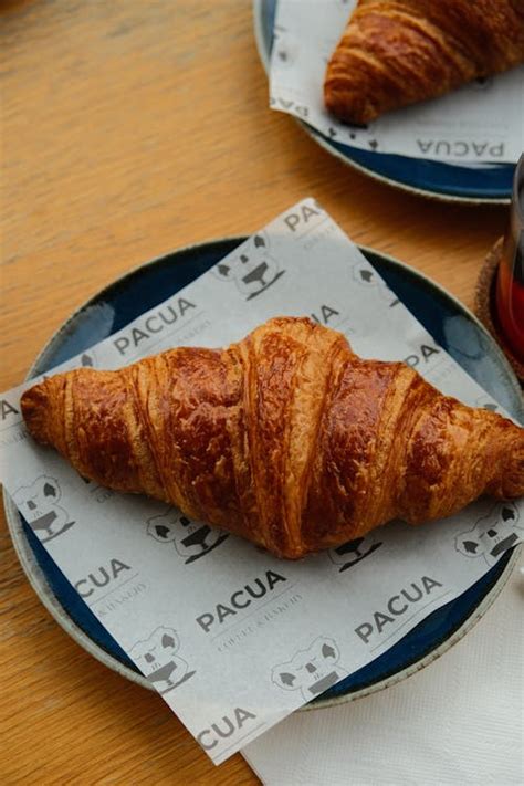 구운 달콤한 디저트 레스토랑 맛 맛있는 목조 테이블 미식가 반죽 버터 같은 베이킹 브런치 블루 플레이트 빵 색다른 서빙 스낵 식사 신선한