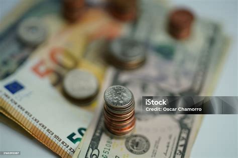 여러 달러 유로 및 엔 지폐와 다른 통화의 동전의 세부 사항을 외화를 저축하고 구입하는 개념으로 사용합니다 0명에 대한 스톡 사진 및 기타 이미지 Istock