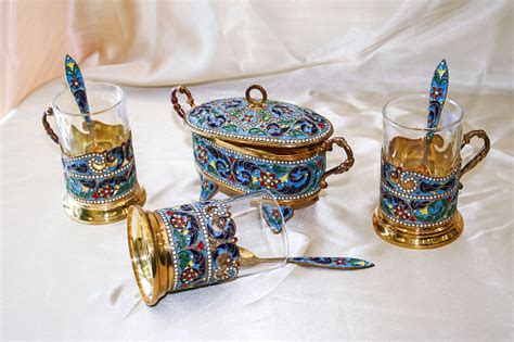 골동품 손수 페르시아어에 나 멜 골드 차 세트는 설탕의 구성 된이 스파 한 러시아 칠보에서 핸들 홀더 긴 차 숟가락과 컵을 큐브 금 금속에 대한 스톡 사진 및 기타 이미지