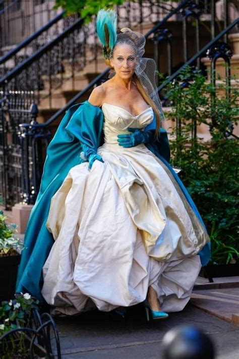 Carrie Bradshaw Again In The Iconic Wedding Dress From The Ill Fated