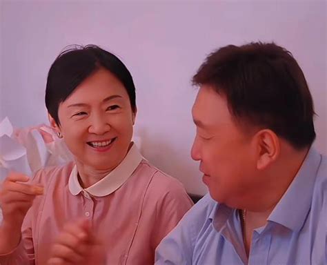 王晶深情告白妻子丁德君！23岁结婚47年不离，包容撑起他的江湖