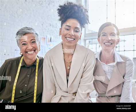 Porträt Team Und Modedesignerinnen In Der Werkstatt Lächeln Und Freuen Sich über Das Start
