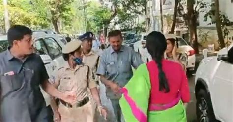 వైఎస్ షర్మిలపై కేసు నమోదు జూబ్లీహిల్స్ పీఎస్‌కు విజయమ్మ పోలీసులపై