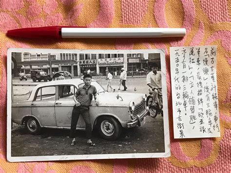 1950 60年代的台北市古街景黑狗兄古董計程車司機遠後方有數台併排的三輪車等客人上門正後方廣告牌寫立人補習班及歐亞旅運
