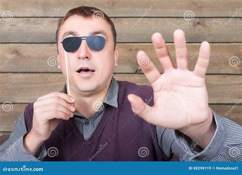 Человек с солнечными очками представляет слепого человека Стоковое Изображение изображение