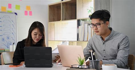 프로젝트에서 함께 일하고 현대적인 사무실에 앉아 있는 두 명의 사업가 사진 Unsplash의 테이블 이미지