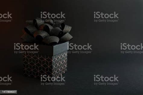 기하학적 패턴과 검은색 배경에 검은색 리본이 있는 검은색 선물 상자 휴일을위한 미니멀리스트 배경 0명에 대한 스톡 사진 및 기타